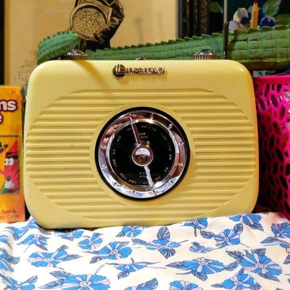 Lifelong | Other | Lifelong Retro Quirky White Cream Shop Radio | Poshmark